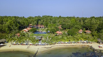 Praia particular, espreguiçadeiras, guarda-sóis, toalhas de praia 