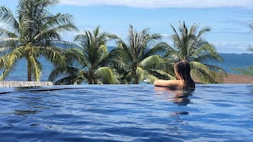Piscina externa, guarda-sóis, espreguiçadeiras