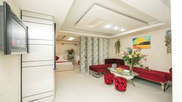 Área de estar | TV de tela plana 16 polegadas com canais a cabo, TV