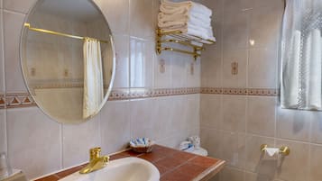 Suíte luxo, 2 quartos | Banheiro | Chuveiro/banheira combinados, produtos de toalete grátis