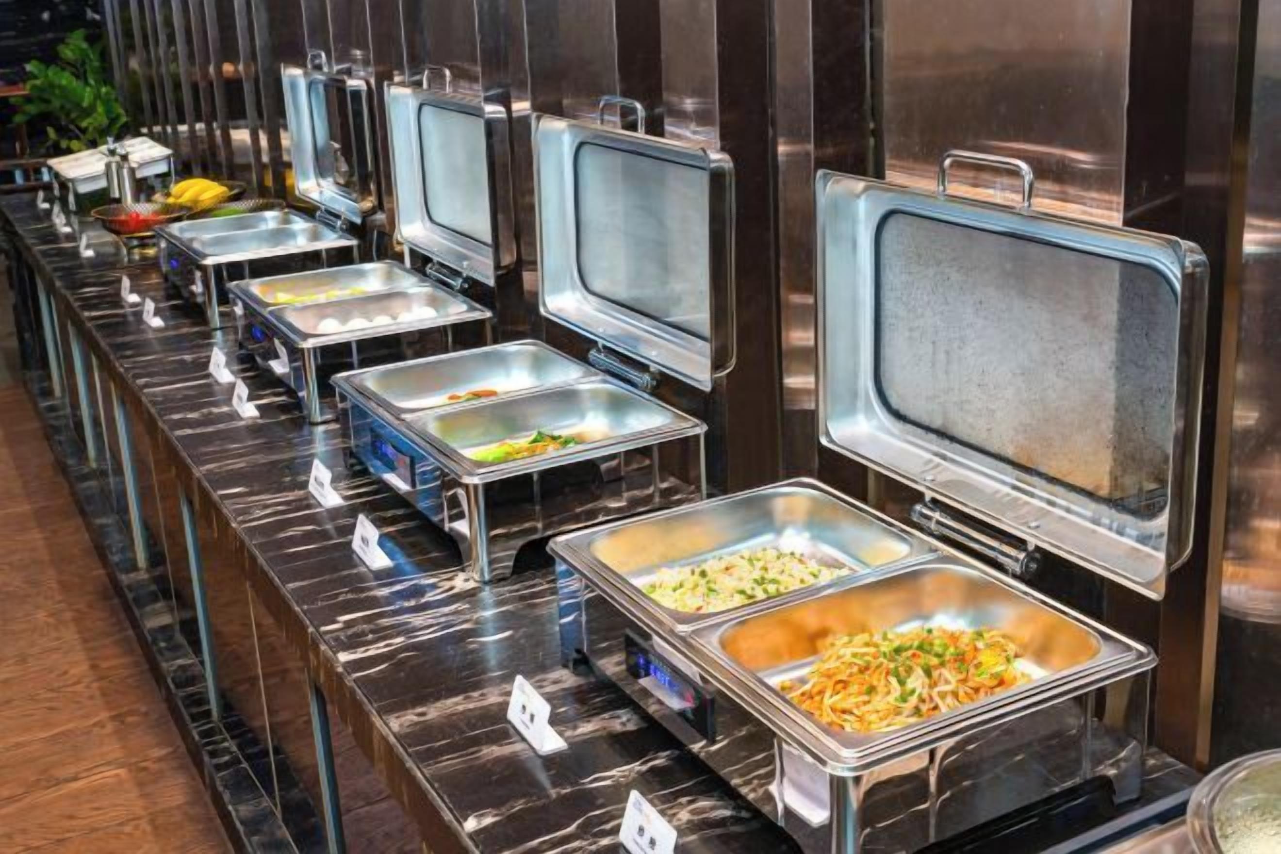 Disposição de buffet com várias estações de serviço de alimentos.