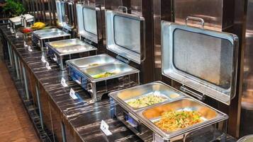 Disposição de buffet com várias estações de serviço de alimentos.