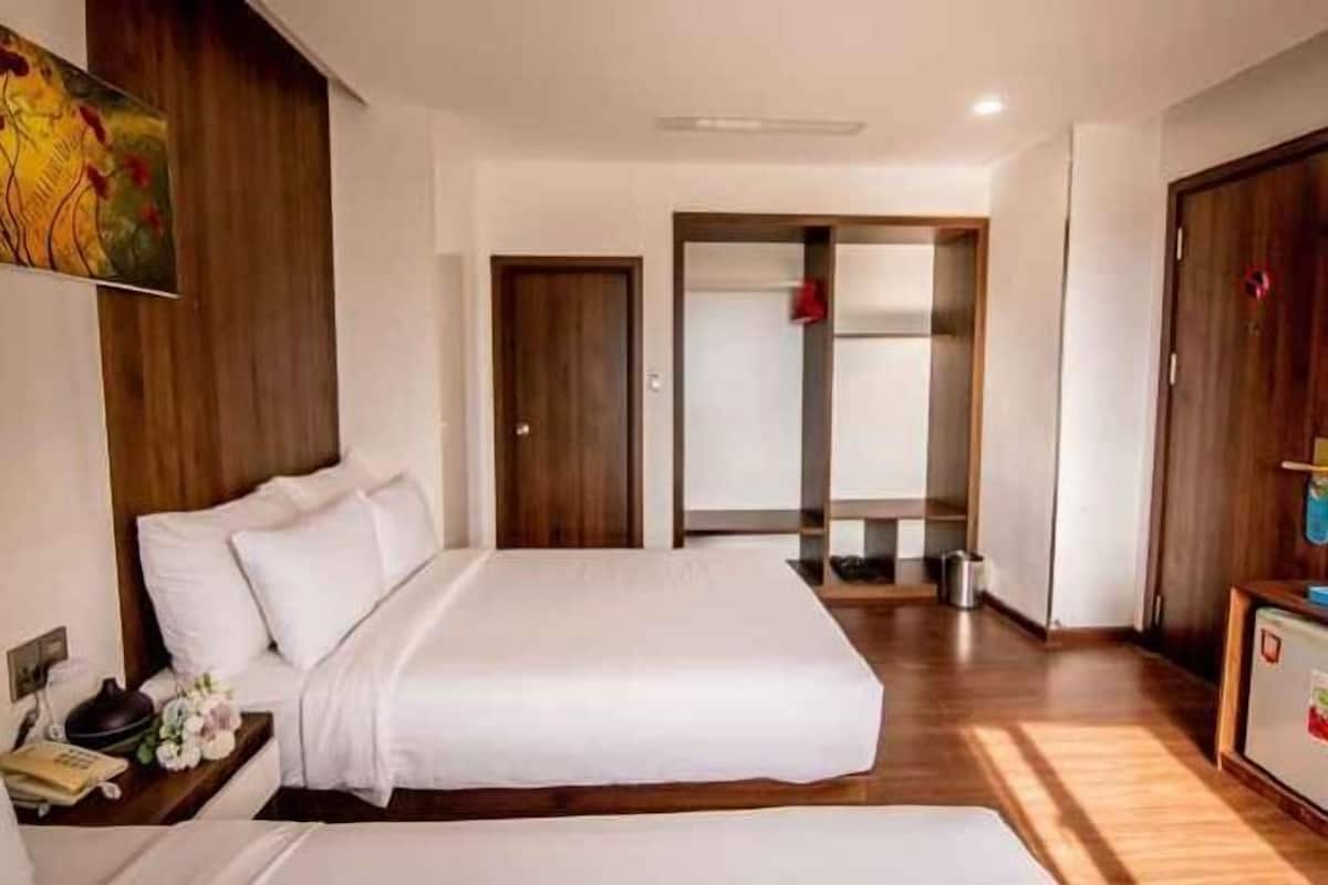 Minibar, com mobília individualizada, secretária