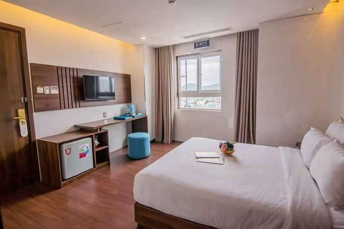 Minibar, com mobília individualizada, secretária