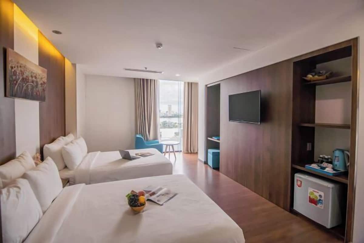 Minibar, com mobília individualizada, secretária