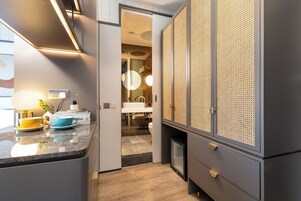 Quarto Premier, 1 cama king-size | Cofre no quarto, cortinas/cortinados opacos, ferro/tábua de engomar 