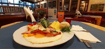 Pequeno-almoço continental diário mediante uma taxa 