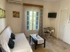 Two Bedroom Studio for 2 adults and 2 children (Sea View) | Área de estar | TV LCD 22 polegadas com canais via satélite, TV