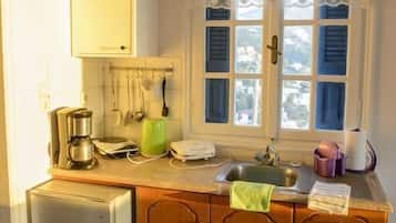 Quarto Lua de Mel, vista para o mar (Top Floor) | Kitchenette privada | Um frigorífico, uma placa de cozinha, uma cafeteira/bule