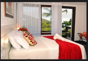 Quarto casal standard, vista para o mar | Cofres nos quartos, escrivaninha, berços grátis, Wi-Fi de cortesia