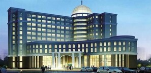 Fachada da propriedade à noite