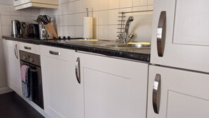 Apartamento, 1 quarto (Town View) | Cozinha privada | Um frigorífico/congelador grande, um micro-ondas, um forno 
