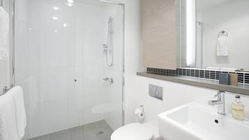 Um polibã, artigos de higiene pessoal grátis, um secador de cabelo