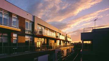 Fachada do alojamento (tarde/noite)