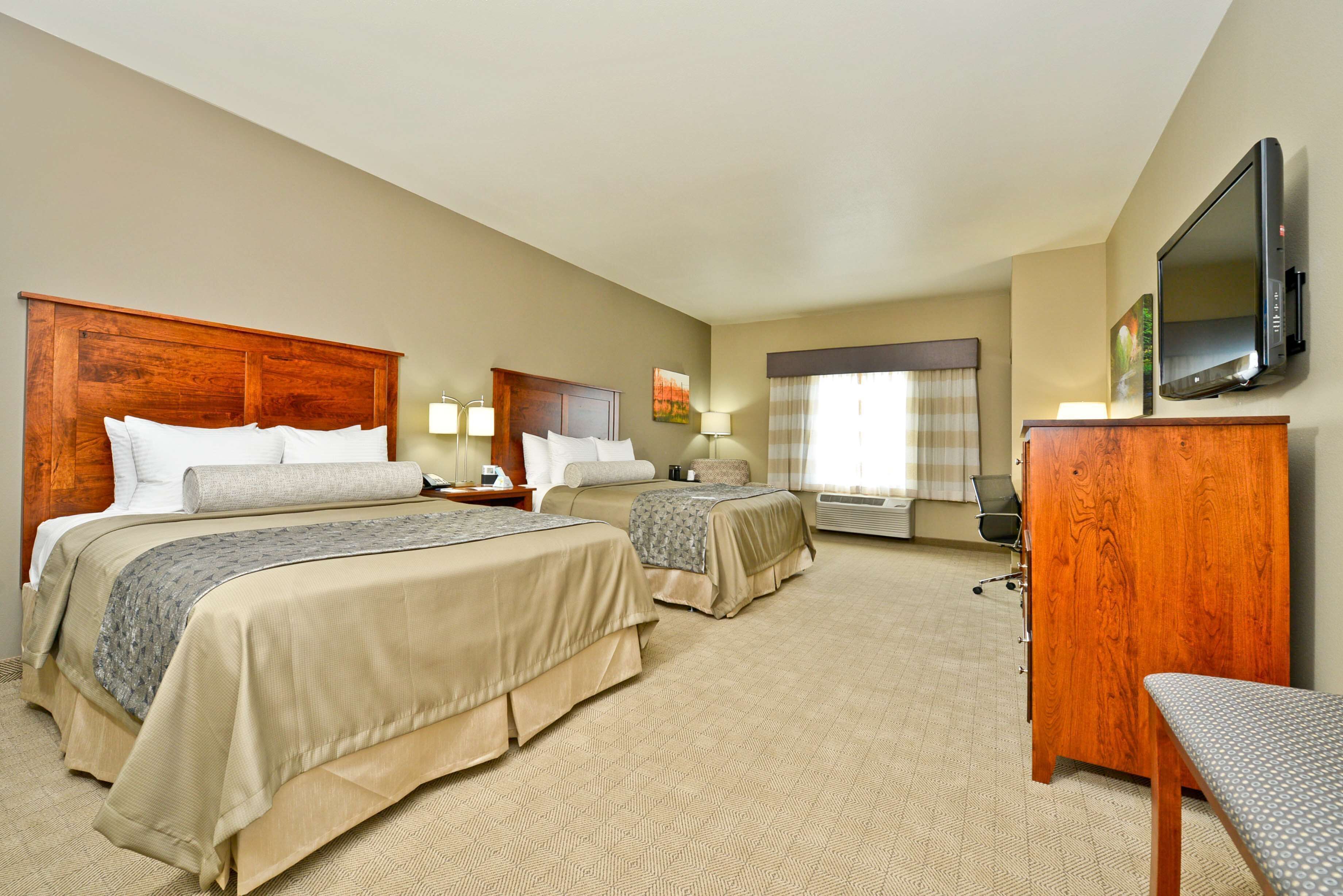 Camas com colchões pillow-top, individualmente mobiliados, escrivaninha