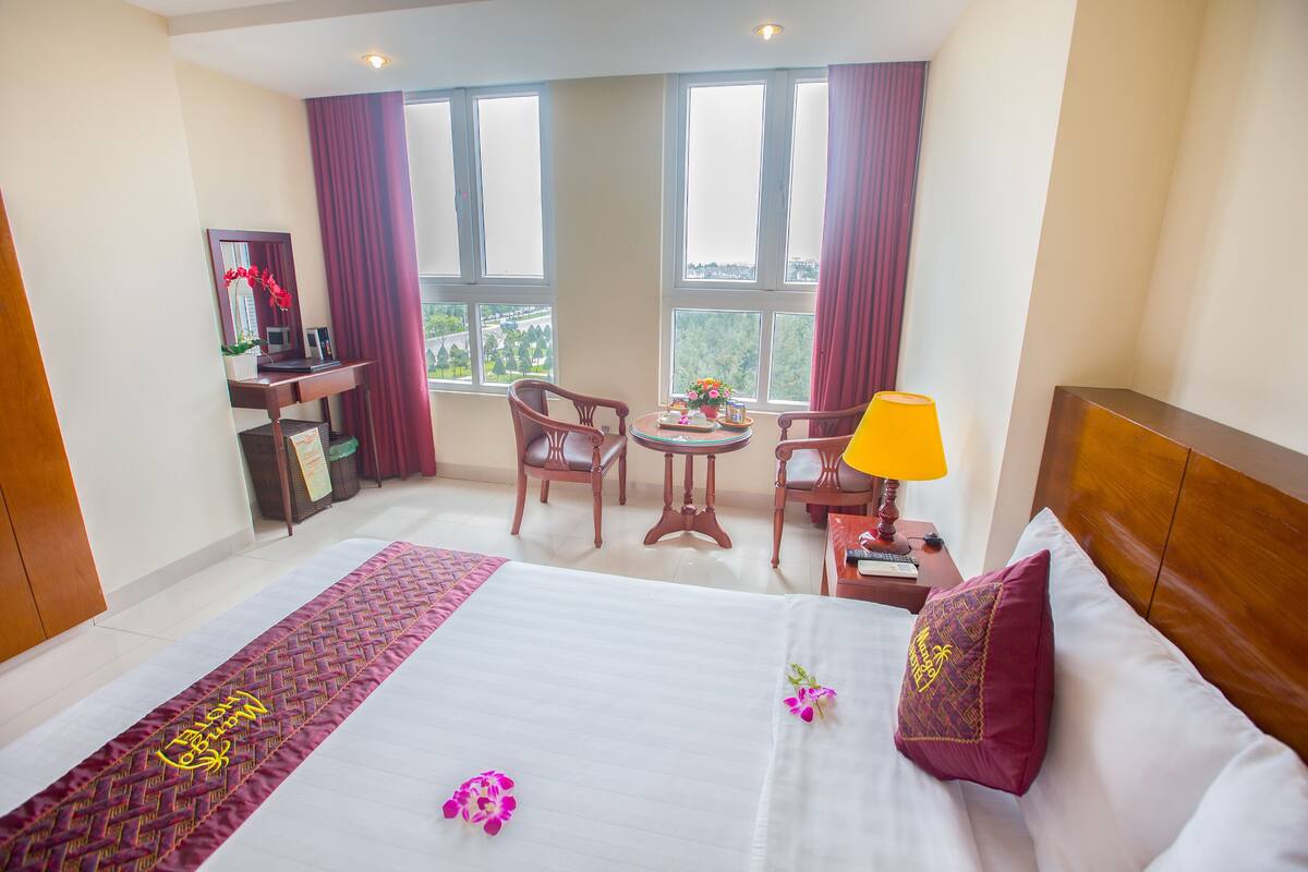 Quarto casal superior | Frigobar, cofres nos quartos, escrivaninha, Wi-Fi de cortesia