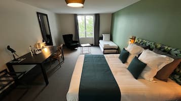 Chambre privilège 1 à 3 personnes | Roupa de alta qualidade, com decoração personalizada, secretária