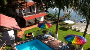 Piscina externa, funciona das 8h30 às 18h30, guarda-sóis