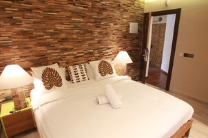 Roupas de cama premium, frigobar, cofres nos quartos