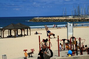 Perto da praia, areia branca, barracas de praia (sobretaxa) 