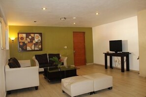 Apartamento Standard, 3 quartos | Sala | Televisor de ecrã plano de 30 polegadas com canais via satélite 