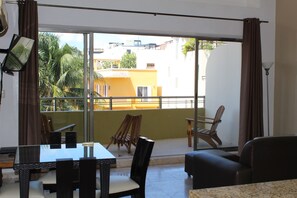 Apartamento Standard, 2 quartos (Back ) | Sala | Televisor de ecrã plano de 30 polegadas com canais via satélite 