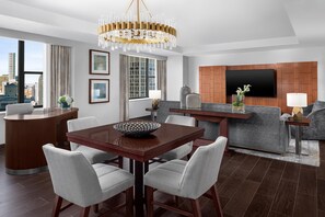 Suite Presidencial, 1 cama king-size | Sala | Televisor LCD, filmes pagos 