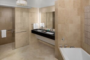 Suite Presidencial, 1 cama king-size | Casa de banho | Um chuveiro fixo, artigos de higiene pessoal grátis 