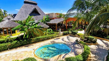 Piscina externa, guarda-sóis, espreguiçadeiras