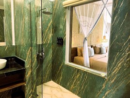 Chuveiro, produtos de toalete grátis, secador de cabelo