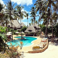 Piscina externa, guarda-sóis, espreguiçadeiras