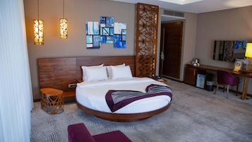 Quarto família | Roupas de cama premium, frigobar, cofres nos quartos