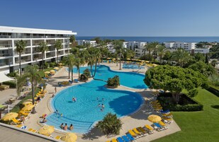 Piscina interior, 2 piscinas exteriores, guarda-sóis, espreguiçadeiras 