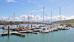Marina com diversos barcos atracados em cais.