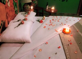Quarto triplo superior | Camas com colchões pillow-top, cofres nos quartos, escrivaninha