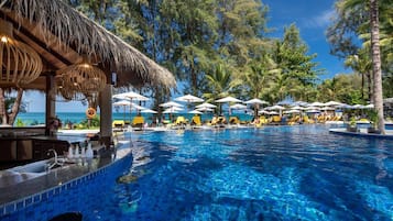 Piscina externa, espreguiçadeiras