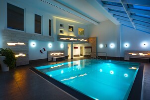 Piscina interna, funciona das 7h às 22h, espreguiçadeiras