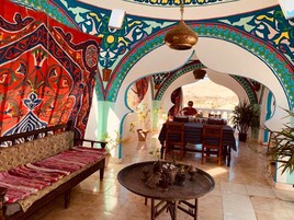 Almoços servidos, cozinha do Médio Oriente, com vista para o jardim 