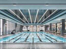 Piscina interior moderna com vista clara para a paisagem urbana através de grandes janelas.
