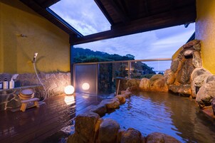 Quarto, 1 cama King, para não fumantes (102 Open-Air Bath, Meal at Restaurant) | Banheiro | Produtos de toalete grátis, secador de cabelo, roupões de banho 