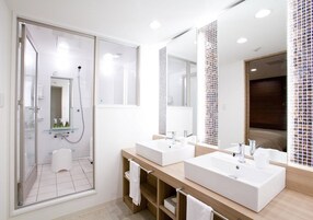 Quarto executivo, 2 camas de solteiro, para fumantes | Banheiro | Chuveiro/banheira combinados, produtos de toalete grátis