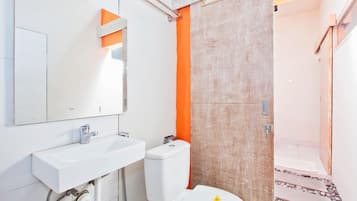 Quarto Duplo Deluxe | Casa de banho | Um polibã, toalhas fornecidas