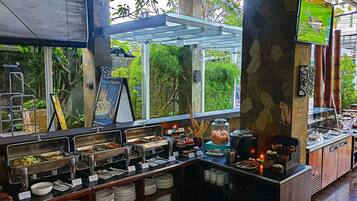 Pequeno-almoço tipo buffet diário mediante uma taxa