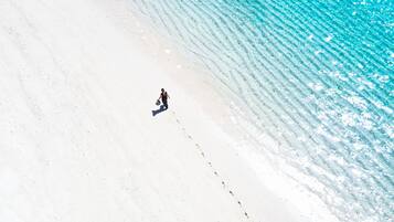 Perto da praia, guarda-sóis de praia, toalhas de praia