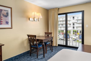 Quarto standard, várias camas, vista para a cidade (No pets allowed) | Cortinas blackout, ferros/tábuas de passar roupa, Wi-Fi de cortesia