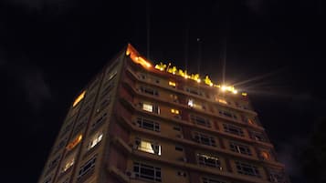 Fachada da propriedade à noite