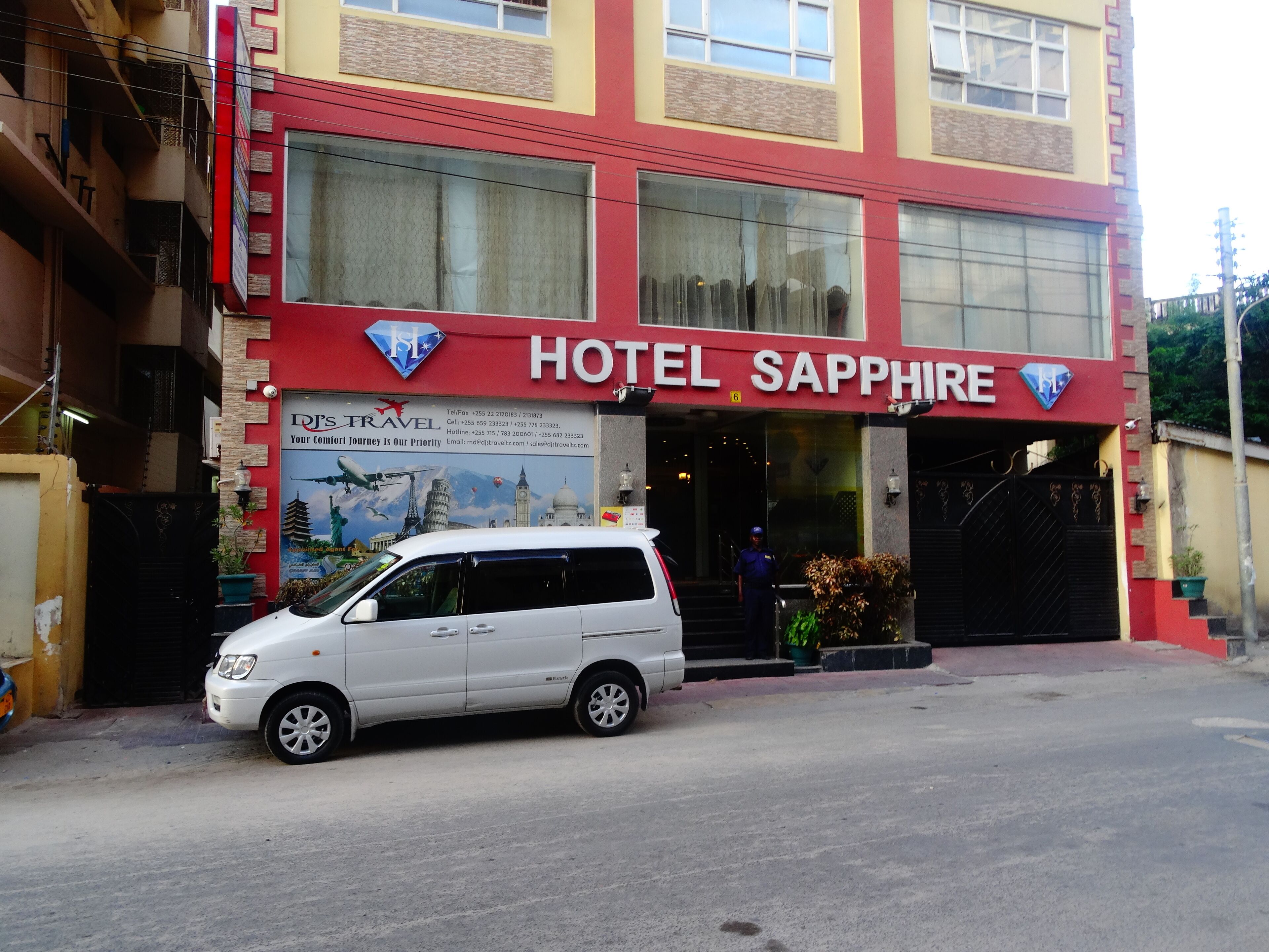Um edifício com uma placa que diz 'HOTEL SAPPHIRE'.