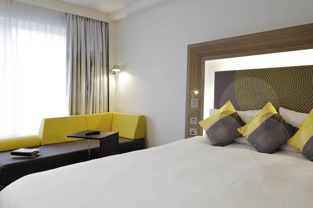 Quarto Superior, 1 cama queen-size | Roupa hipoalergénica, cofre no quarto, secretária