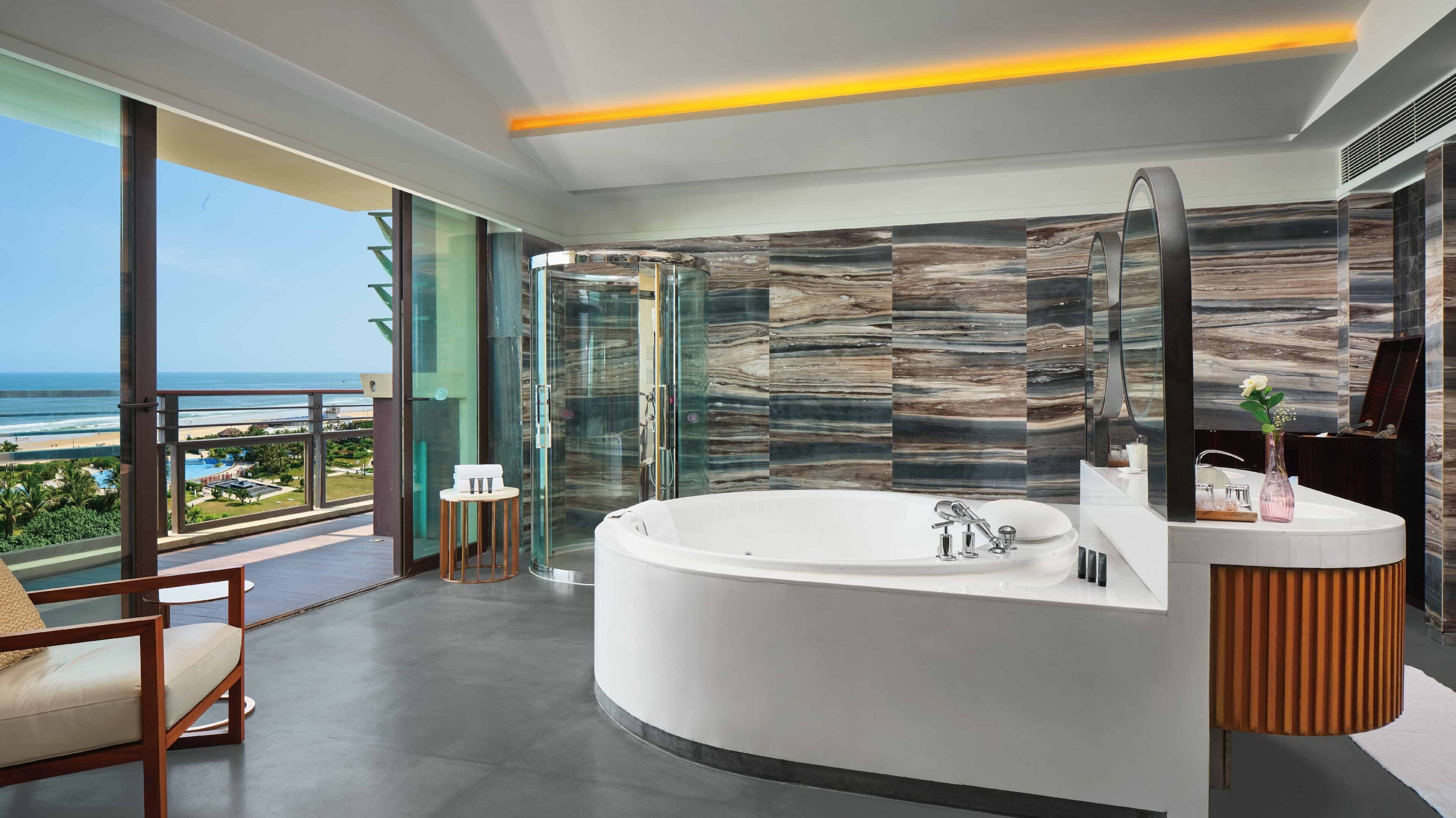 Roupa hipoalergénica, minibar, cofre no quarto, secretária 