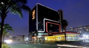 Fachada da propriedade à noite